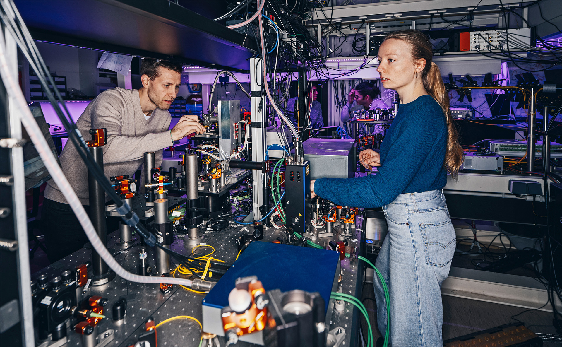 Resolving Re-excitation in Quantum Dot Experiments with